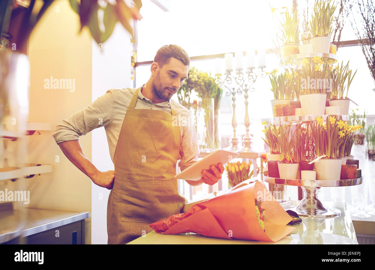 Computer store salesman hi-res stock photography and images - Alamy