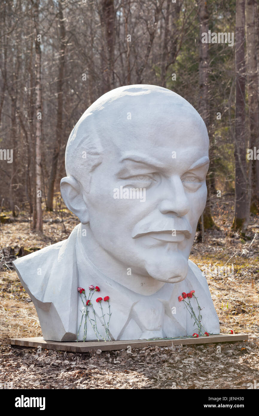 White monument of Lenin in park of Razliv lake, Russia Stock Photo - Alamy