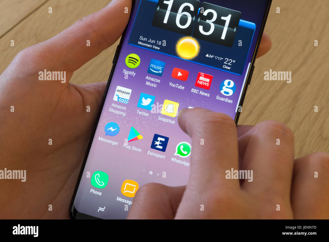 Snapchat homescreen hi-res stock photography and images - Alamy