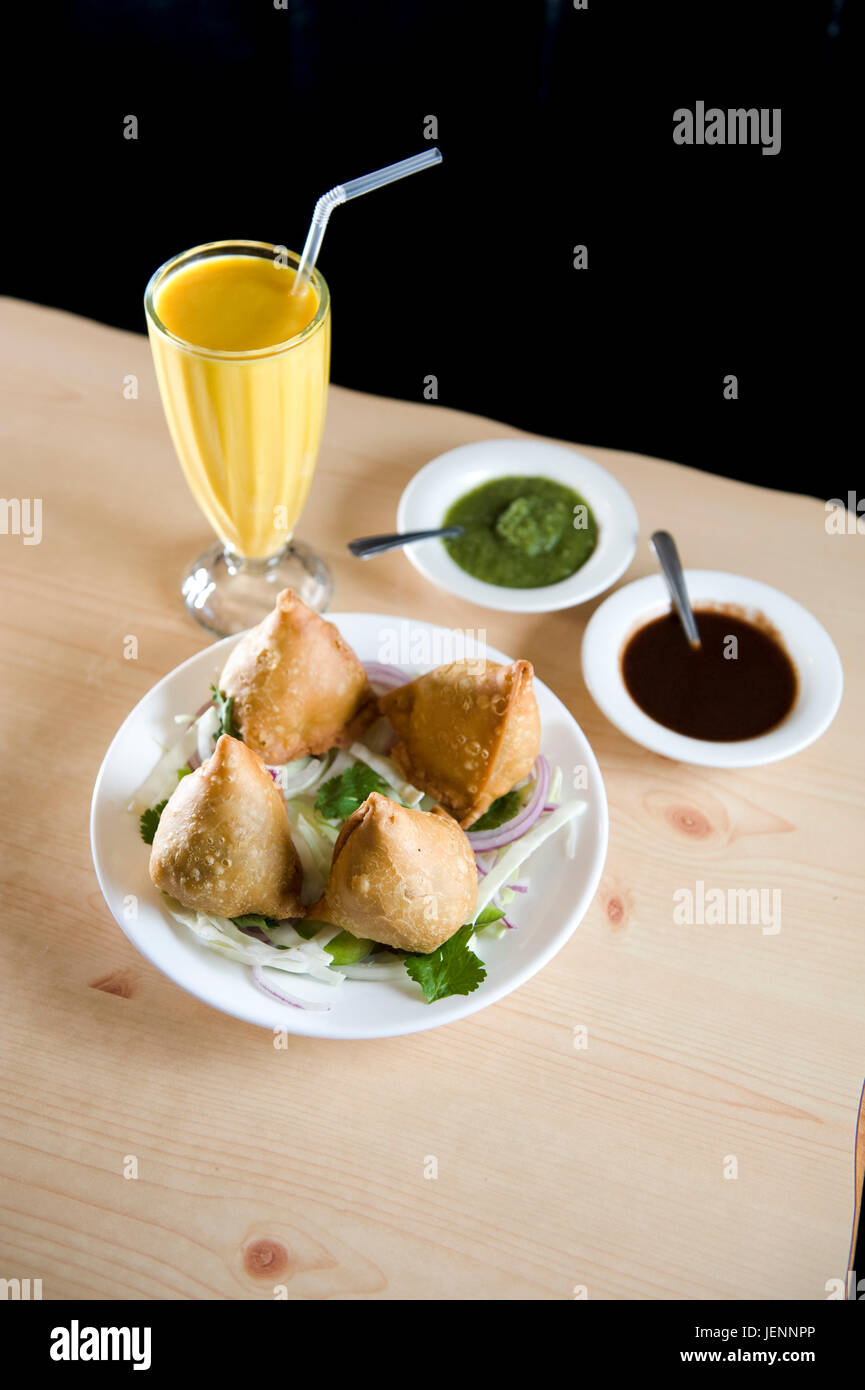 Samosas hi-res stock photography and images - Alamy