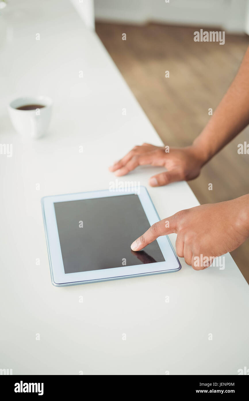 Mans hands using tablet Stock Photo - Alamy