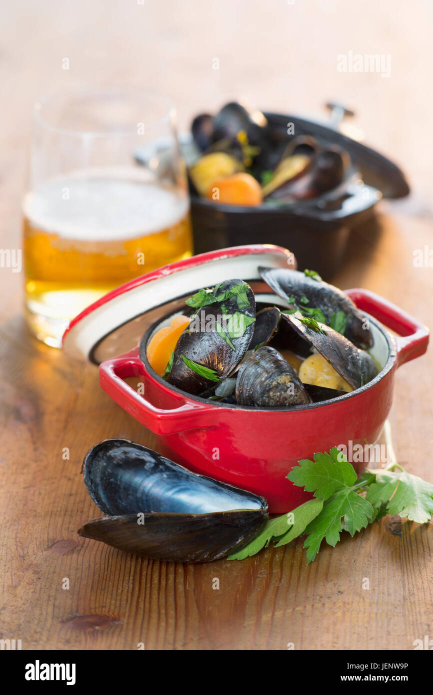 Mussels in pot hi-res stock photography and images - Alamy