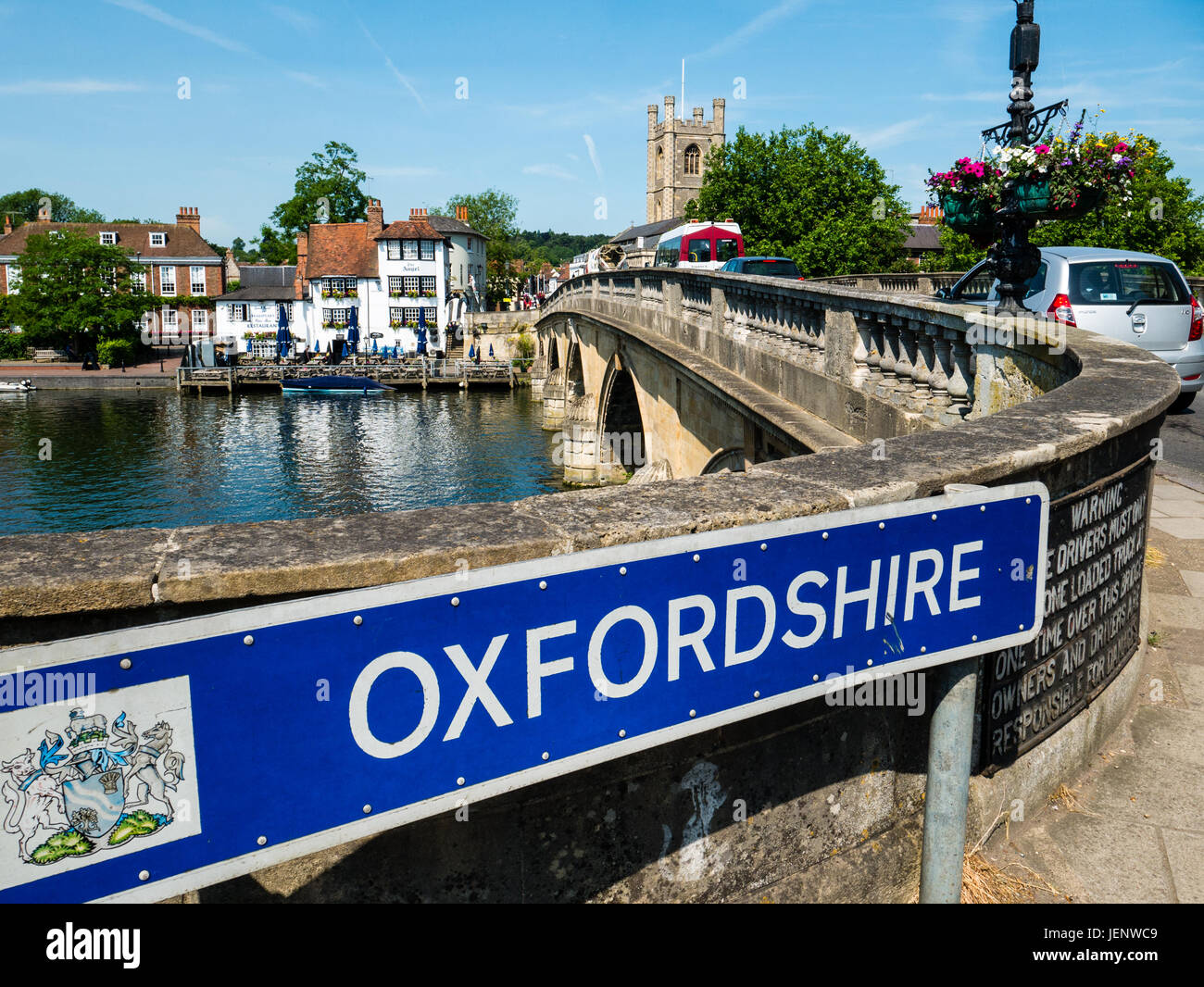 The Henley Bridge, Crossing The River Thames, into Henley-on-Thames ...