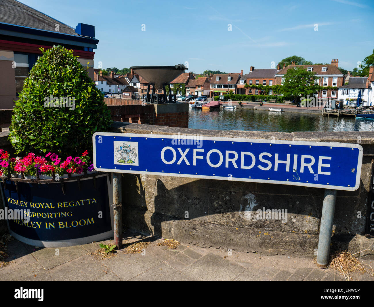 The Henley Bridge, Crossing The River Thames, into Henley-on-Thames ...