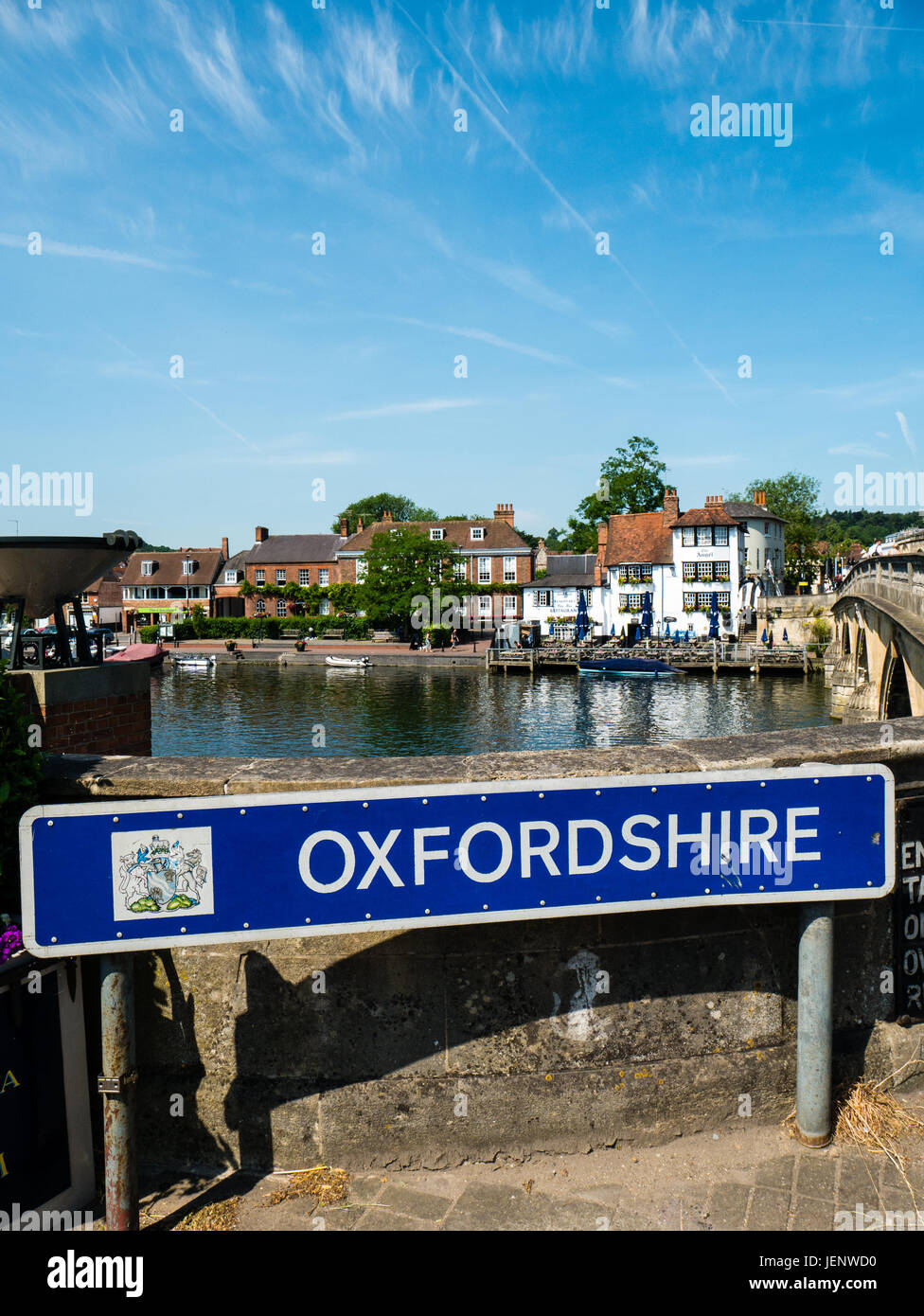 The Henley Bridge, Crossing The River Thames, into Henley-on-Thames ...