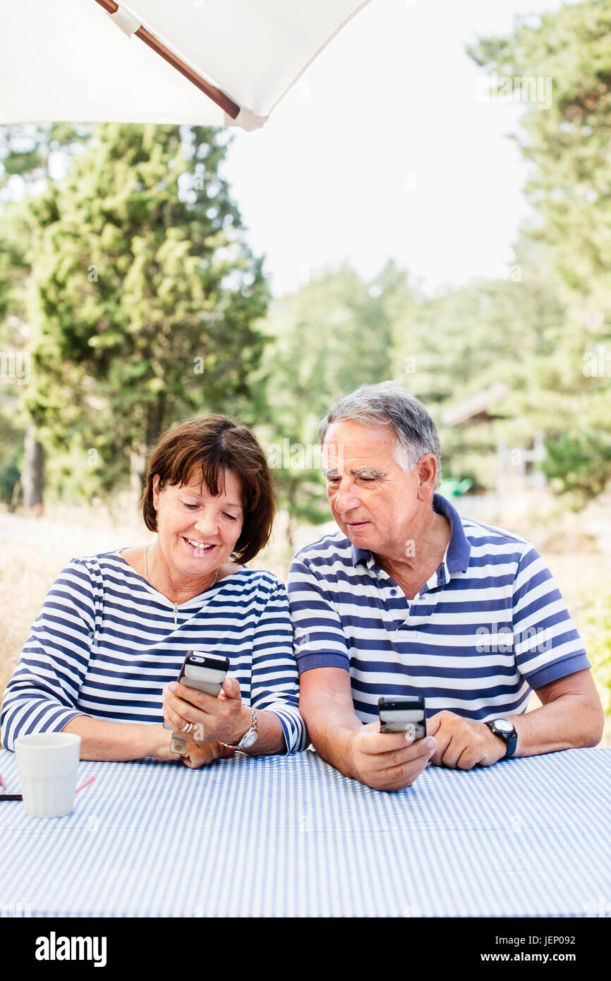 Couple with phones hi-res stock photography and images - Alamy