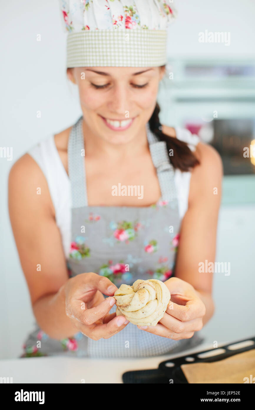 Smiling woman baking Stock Photo - Alamy