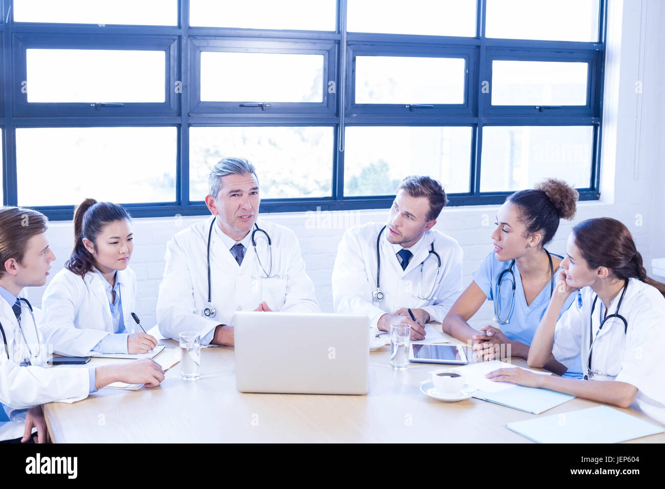 Doctor leading team meeting hi-res stock photography and images - Alamy