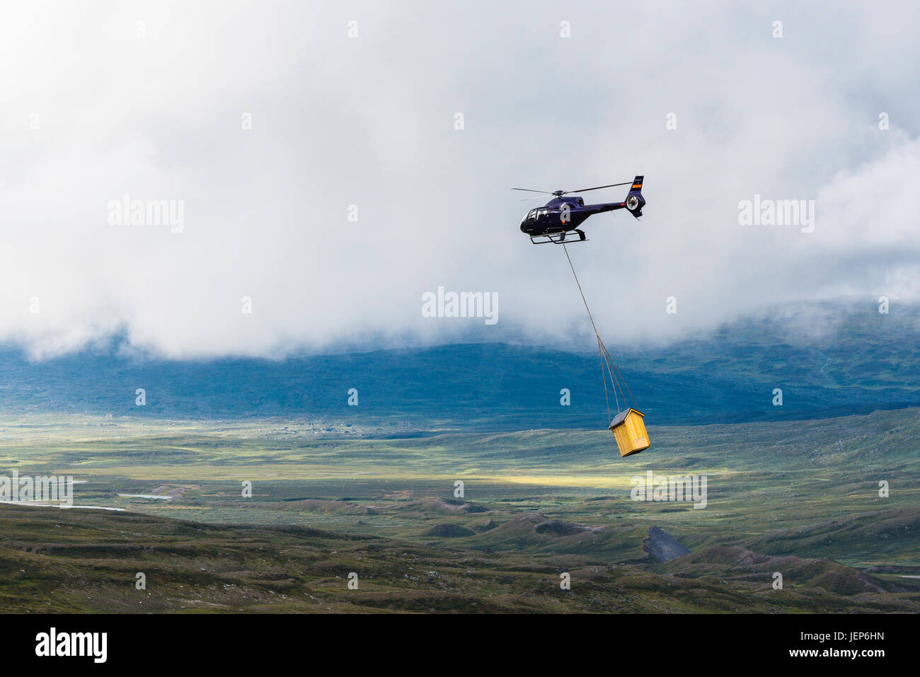 Helicopter carrying load Stock Photo - Alamy