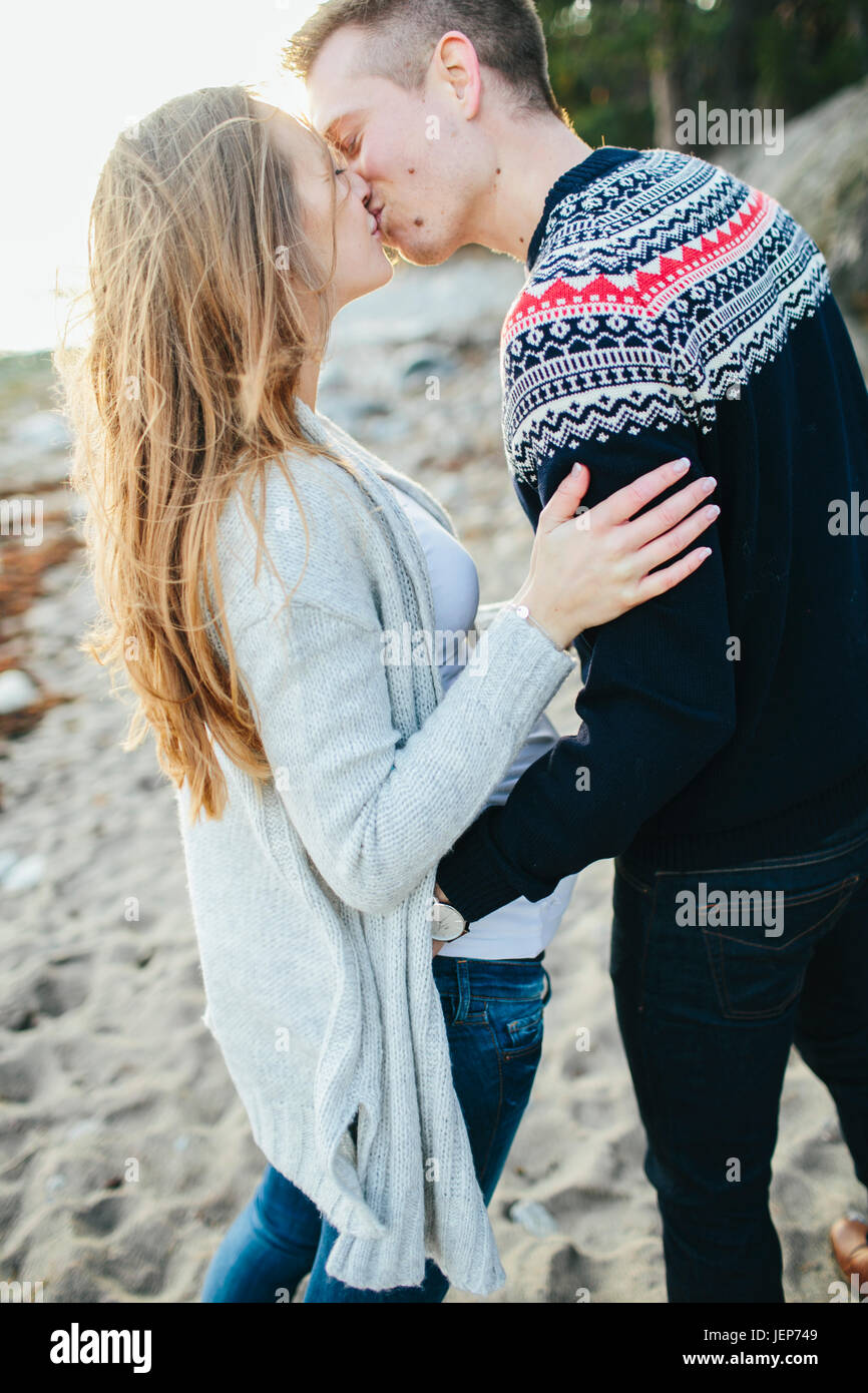 Young couple kissing on beach hi-res stock photography and images - Alamy