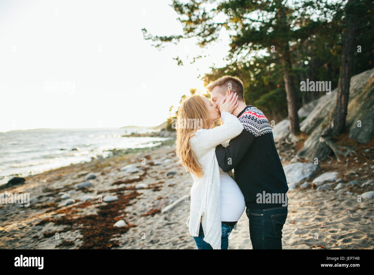 Couple kissing on beach hi-res stock photography and images - Alamy