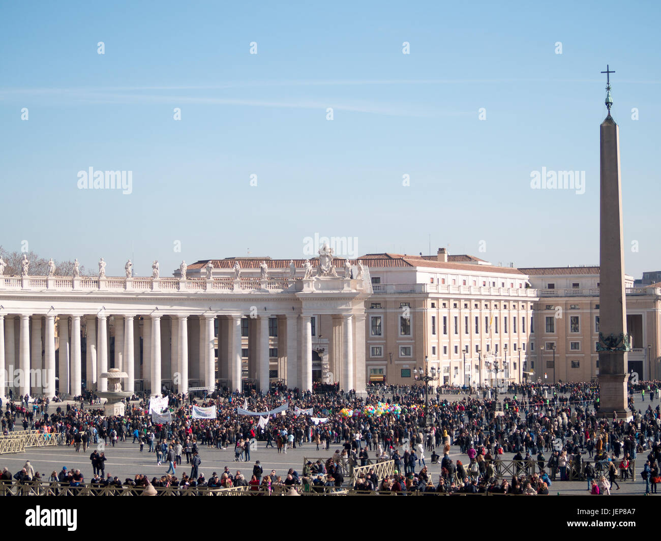 The crowd in St. Peter's Square, Vatican City Stock Photo - Alamy