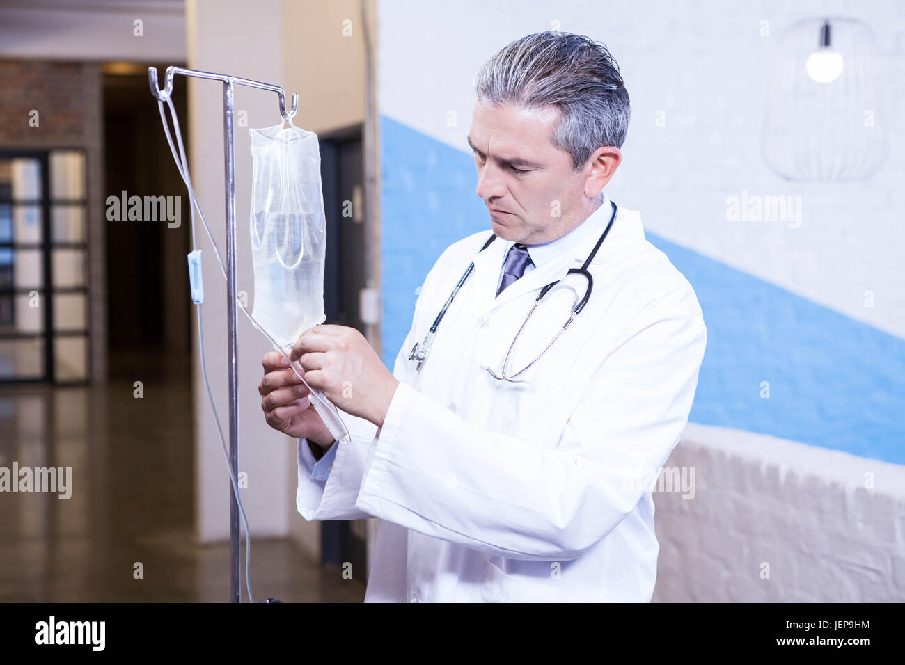 Male doctor checking a saline drip Stock Photo - Alamy