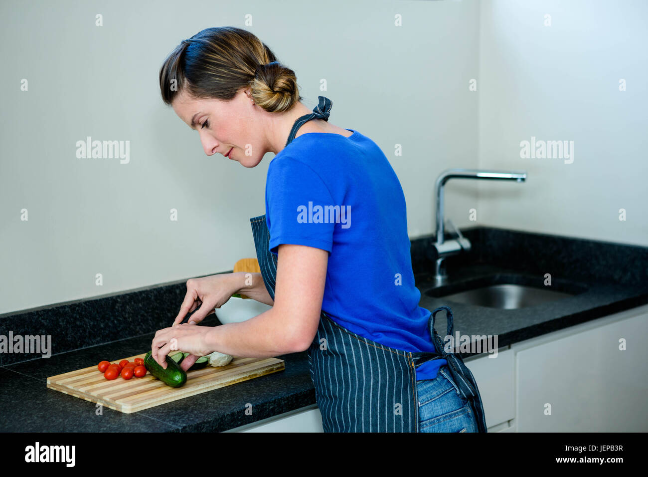 Dicing vegetables hi-res stock photography and images - Alamy