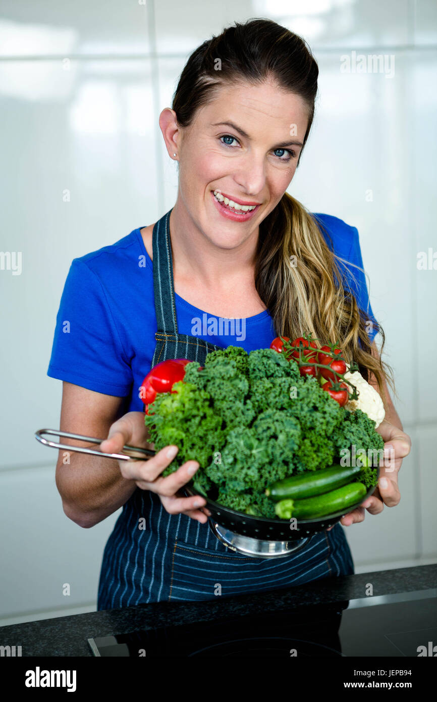 woman holding vegetables Stock Photo - Alamy woman holding vegetables Stock Photo - Alamy