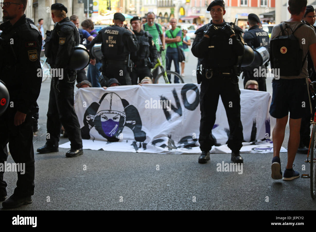 Munich, Germany. 26th June, 2017. Blockade stopping Pegida for a moment ...