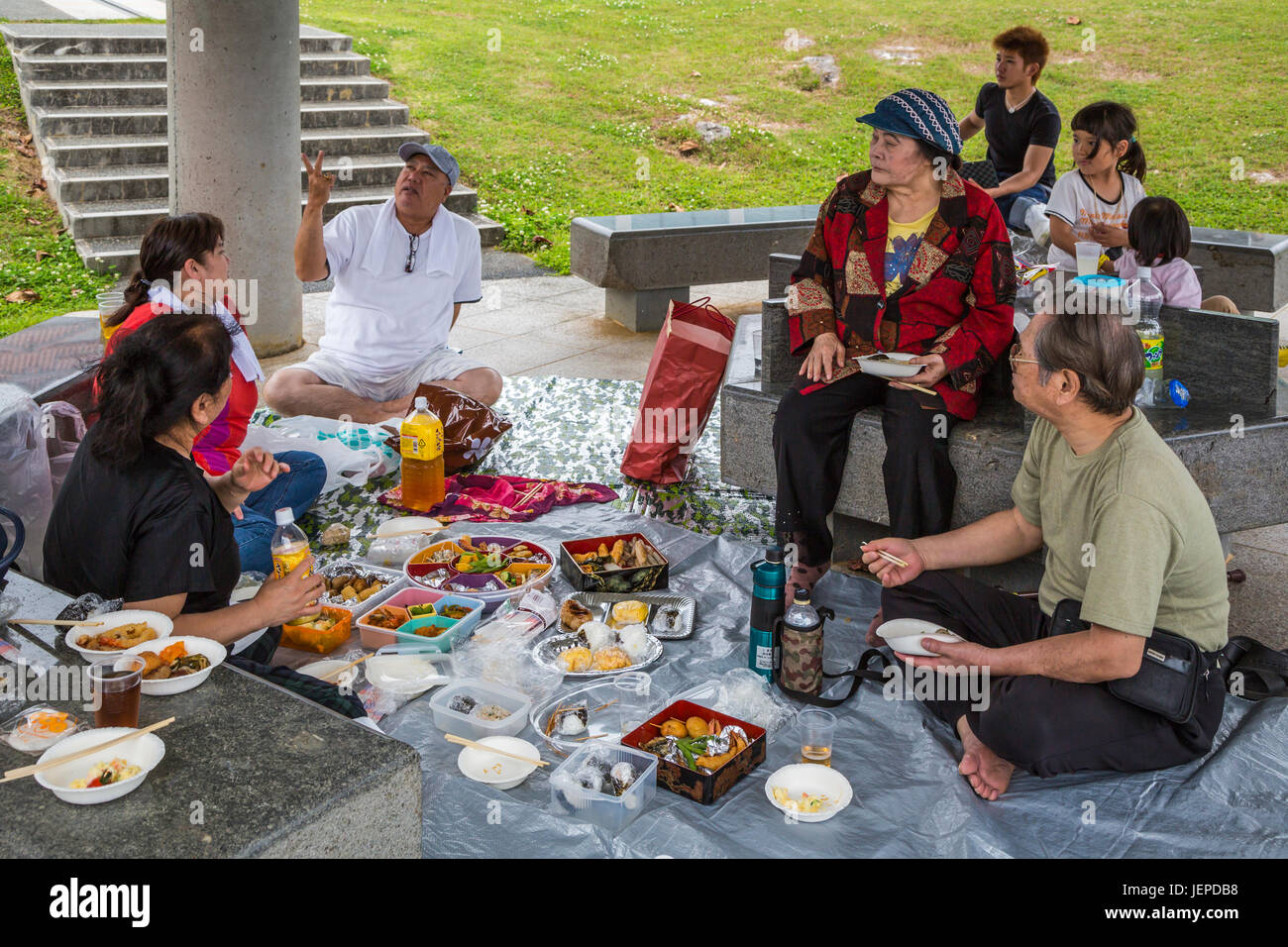 Japanese family picnic hi-res stock photography and images - Alamy