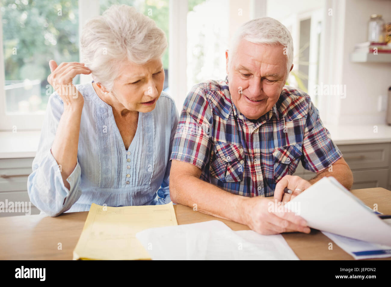Elderly couple bills serious hi-res stock photography and images - Alamy