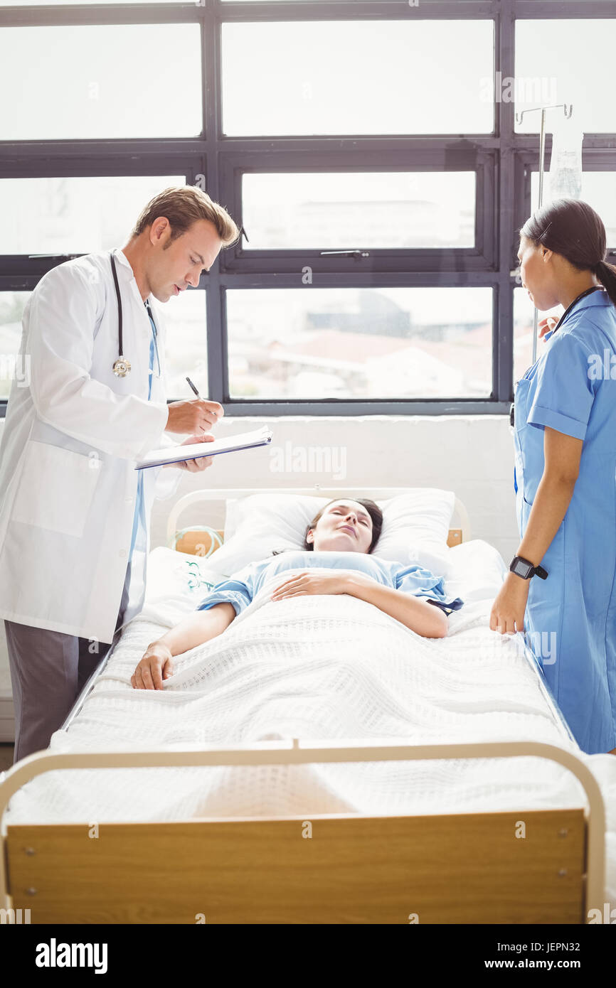 Patient observing nurse hi-res stock photography and images - Alamy