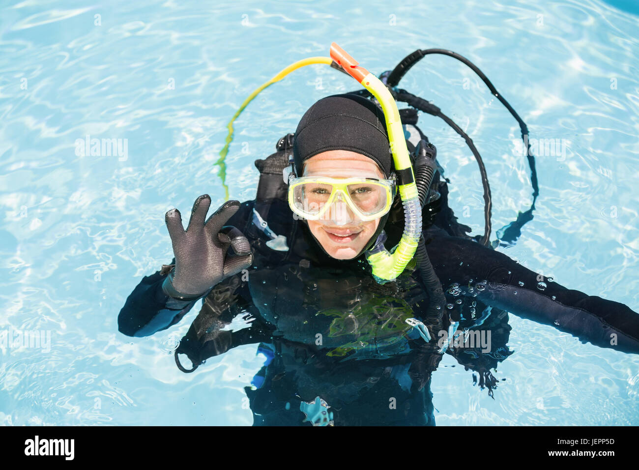 Pretty woman scuba diving hi-res stock photography and images - Alamy