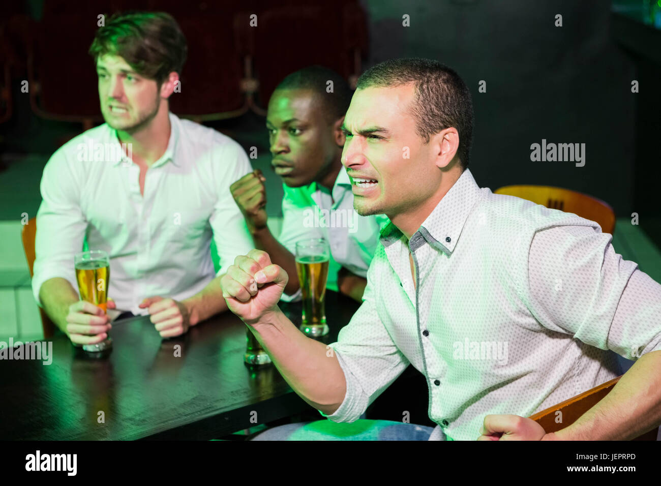Men watching tv in bar hi-res stock photography and images - Alamy
