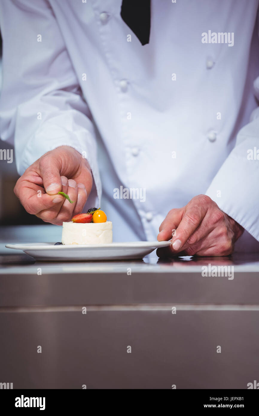 Chef putting finishing touch on dessert Stock Photo - Alamy