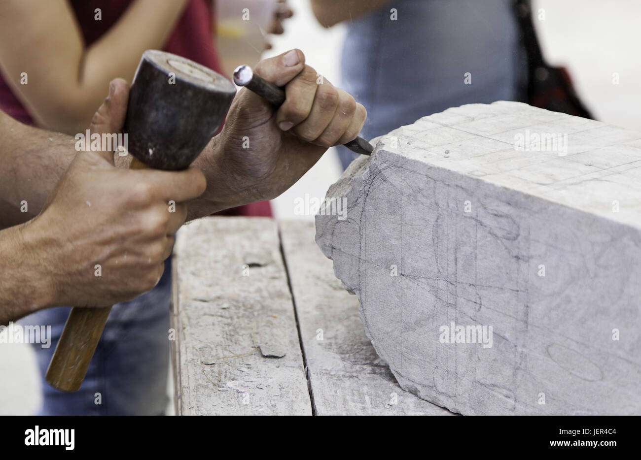 Stone mason shaping stone hi-res stock photography and images - Alamy