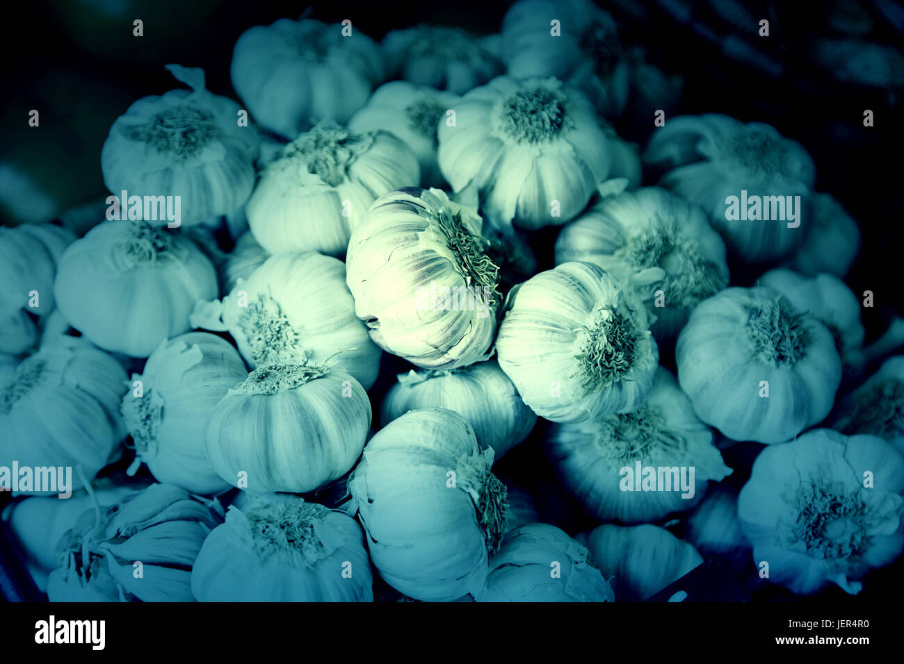 Garlic in a market, detail of some fresh garlic, healthy food Stock ...