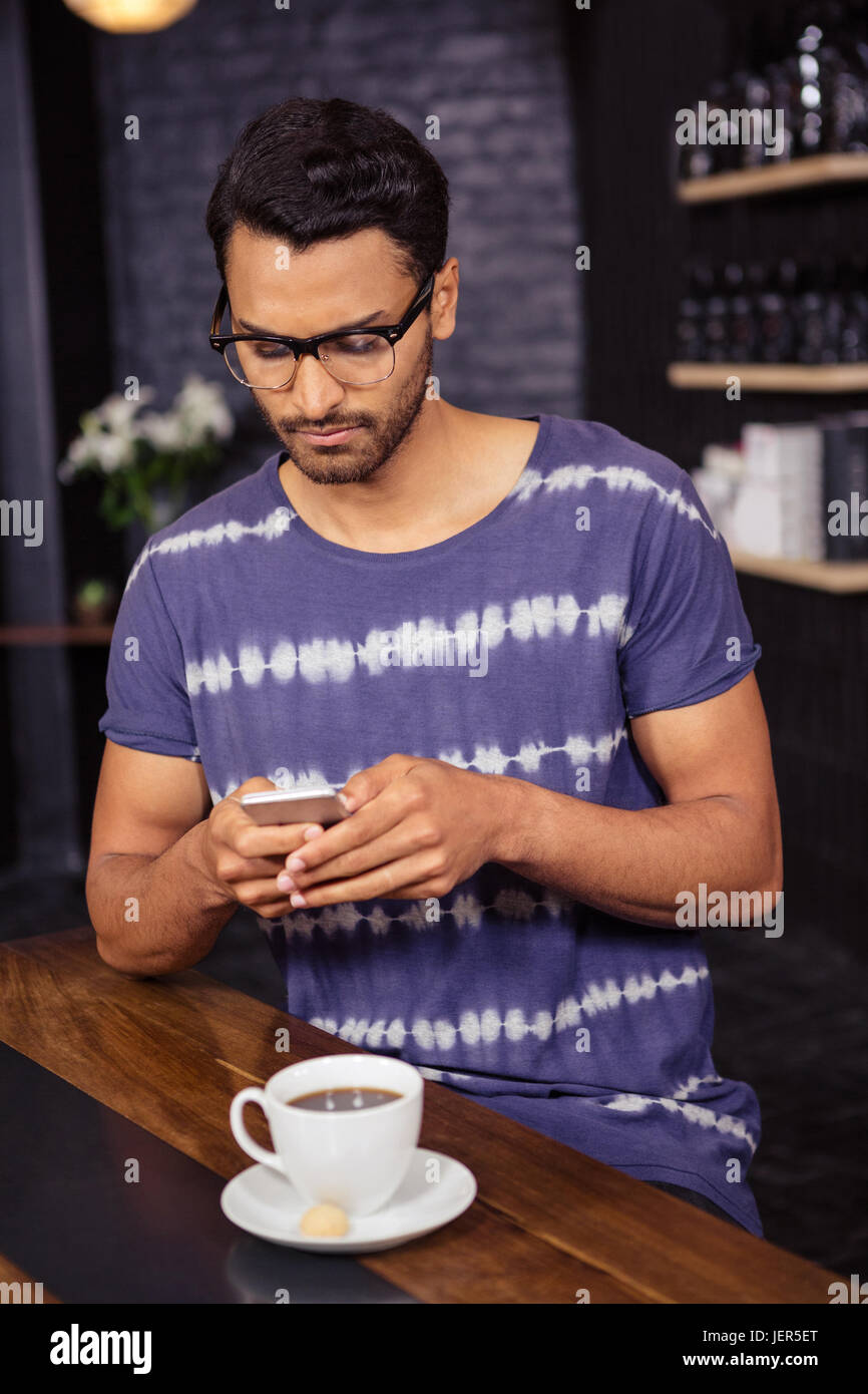 Man using his smartphone Stock Photo - Alamy