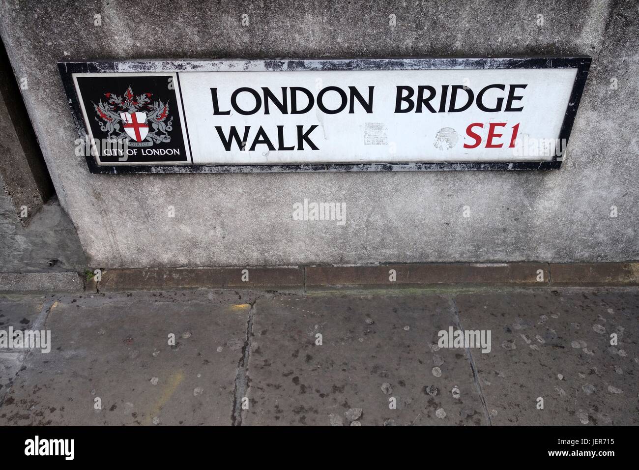 London - Sign London Bridge Walk | usage worldwide Stock Photo - Alamy