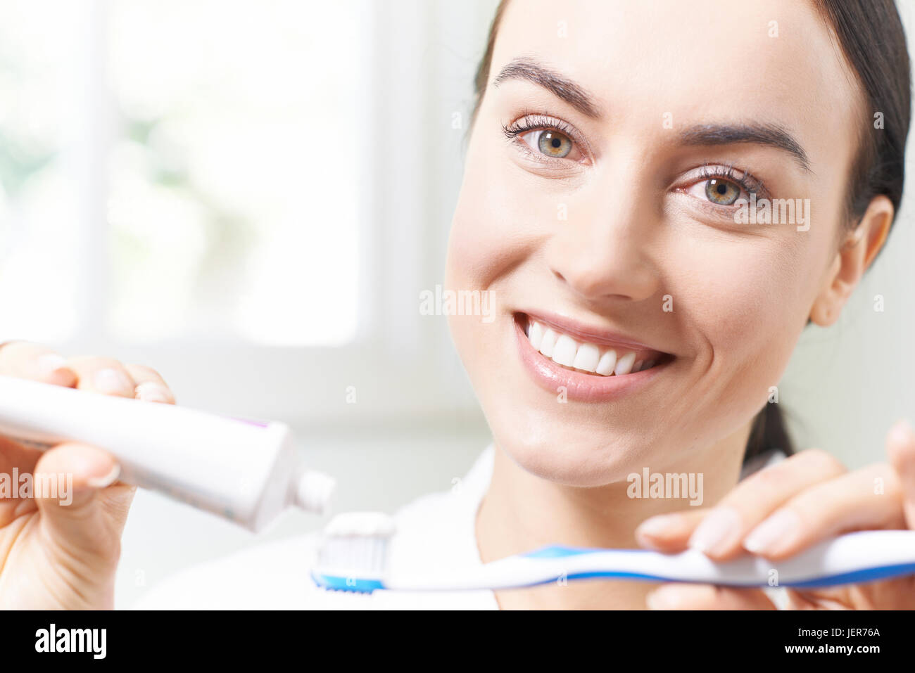Squeezing toothpaste hi-res stock photography and images - Alamy