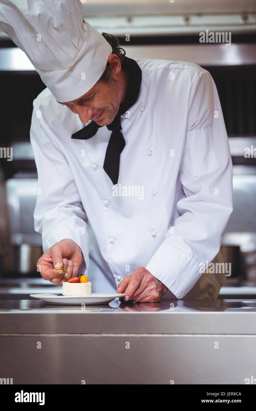 Chef putting finishing touch on dessert Stock Photo - Alamy