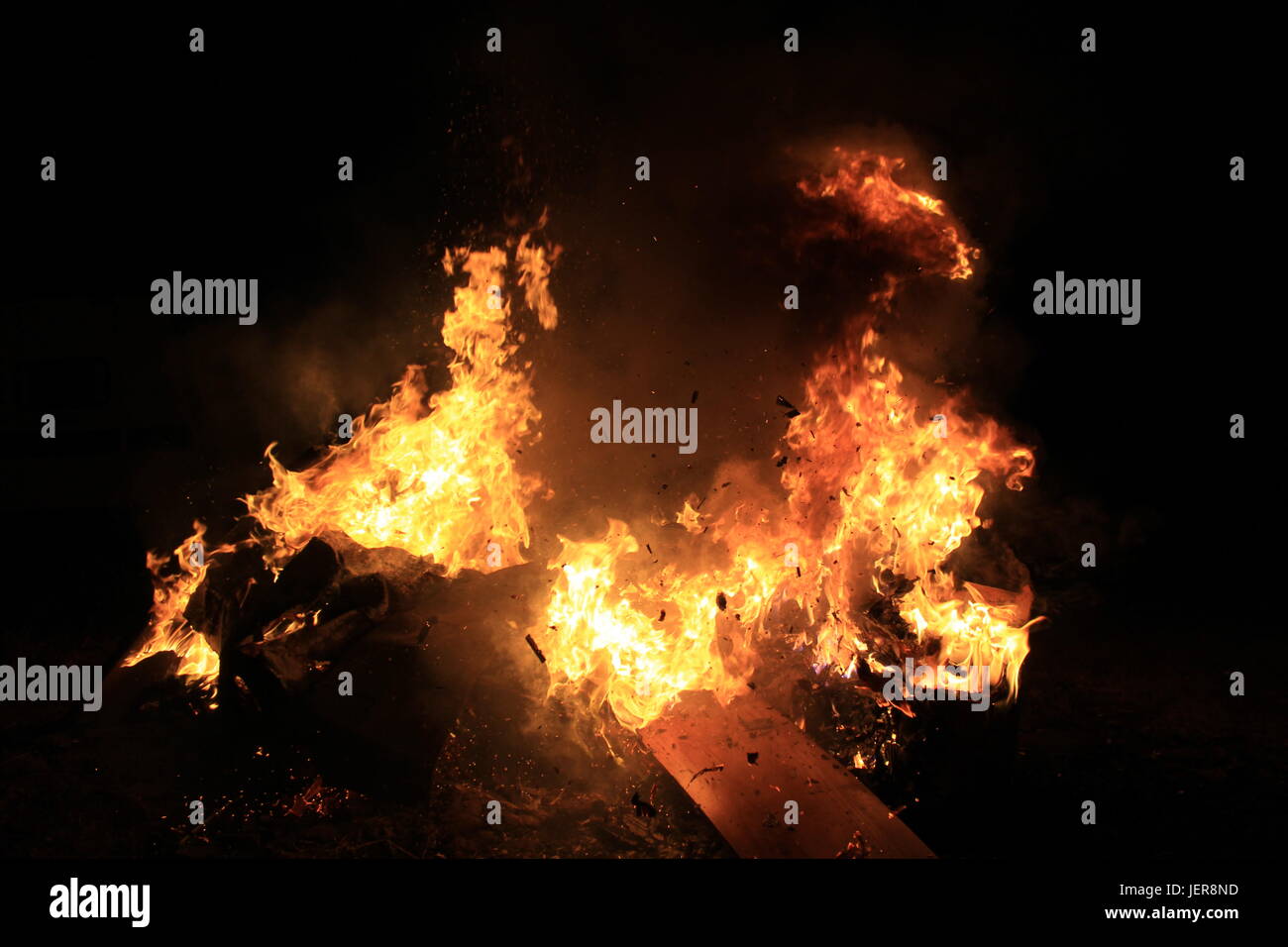 Burn pieces of wood hi-res stock photography and images - Alamy