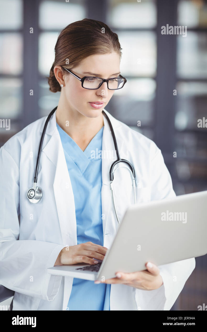 Female doctor working on laptop Stock Photo - Alamy