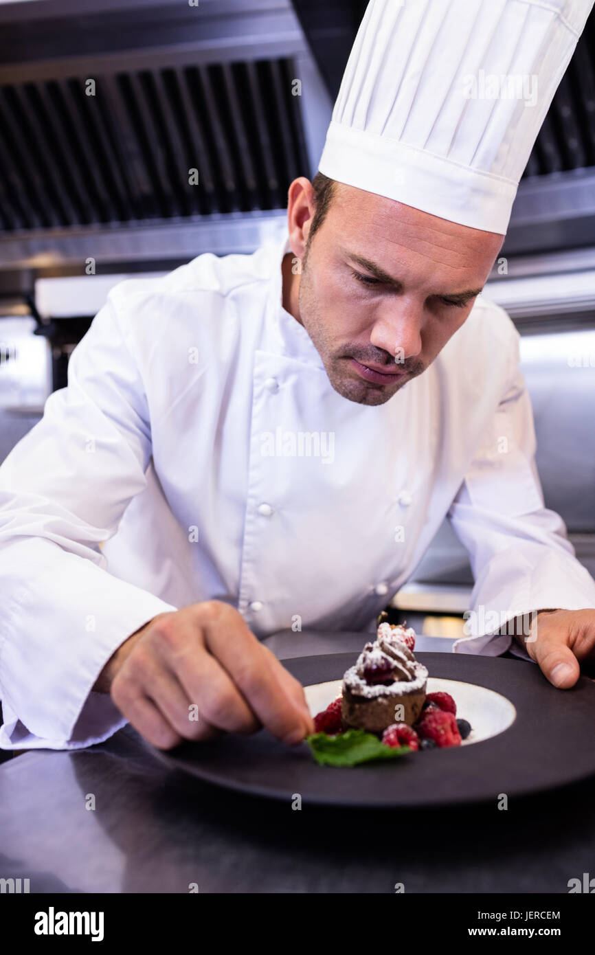 Male chef garnishing dessert plate Stock Photo - Alamy