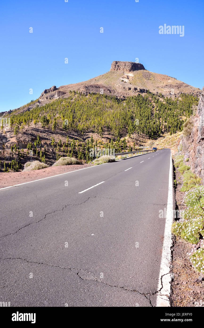 Long and lonely road hi-res stock photography and images - Alamy