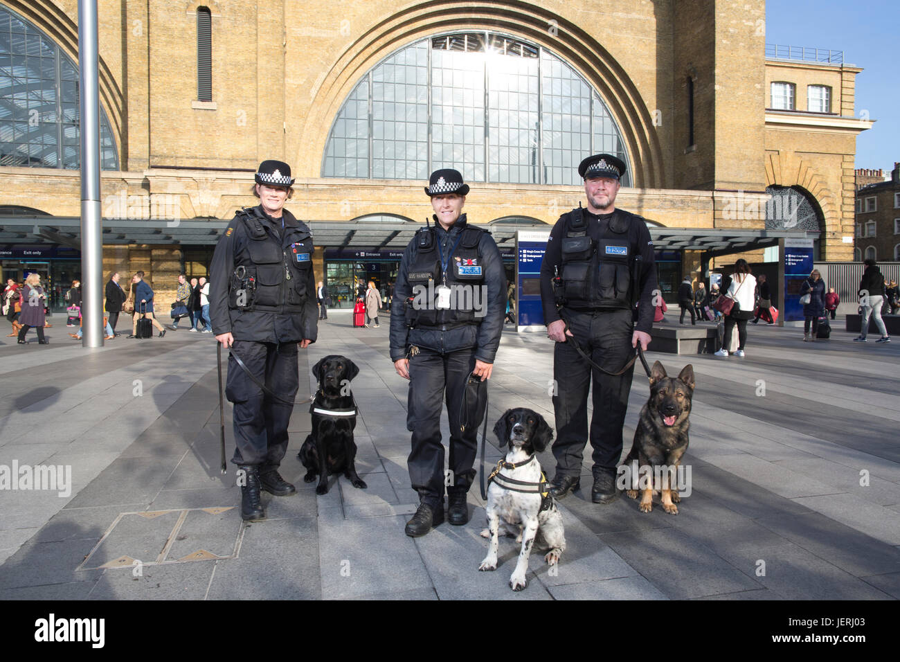 Met police dog handlers hi-res stock photography and images - Alamy