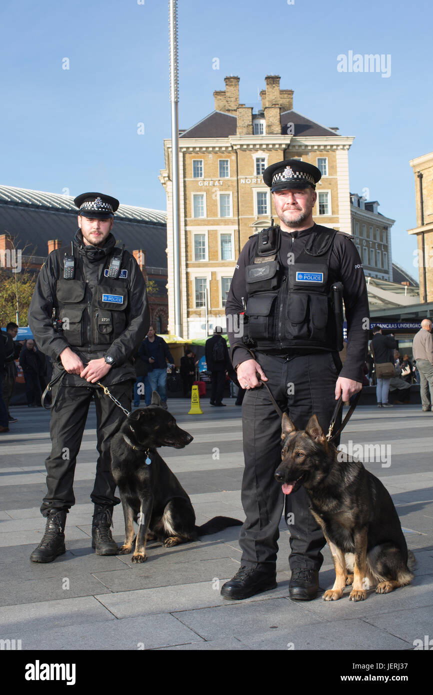 Met police dog handlers hi-res stock photography and images - Alamy