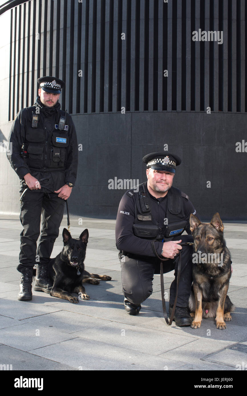 Met police dog handlers hi-res stock photography and images - Alamy