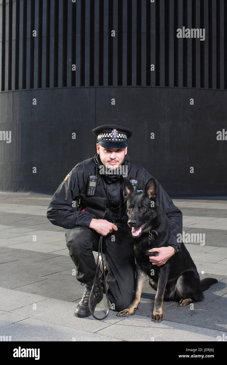 Met police dog handlers hi-res stock photography and images - Alamy