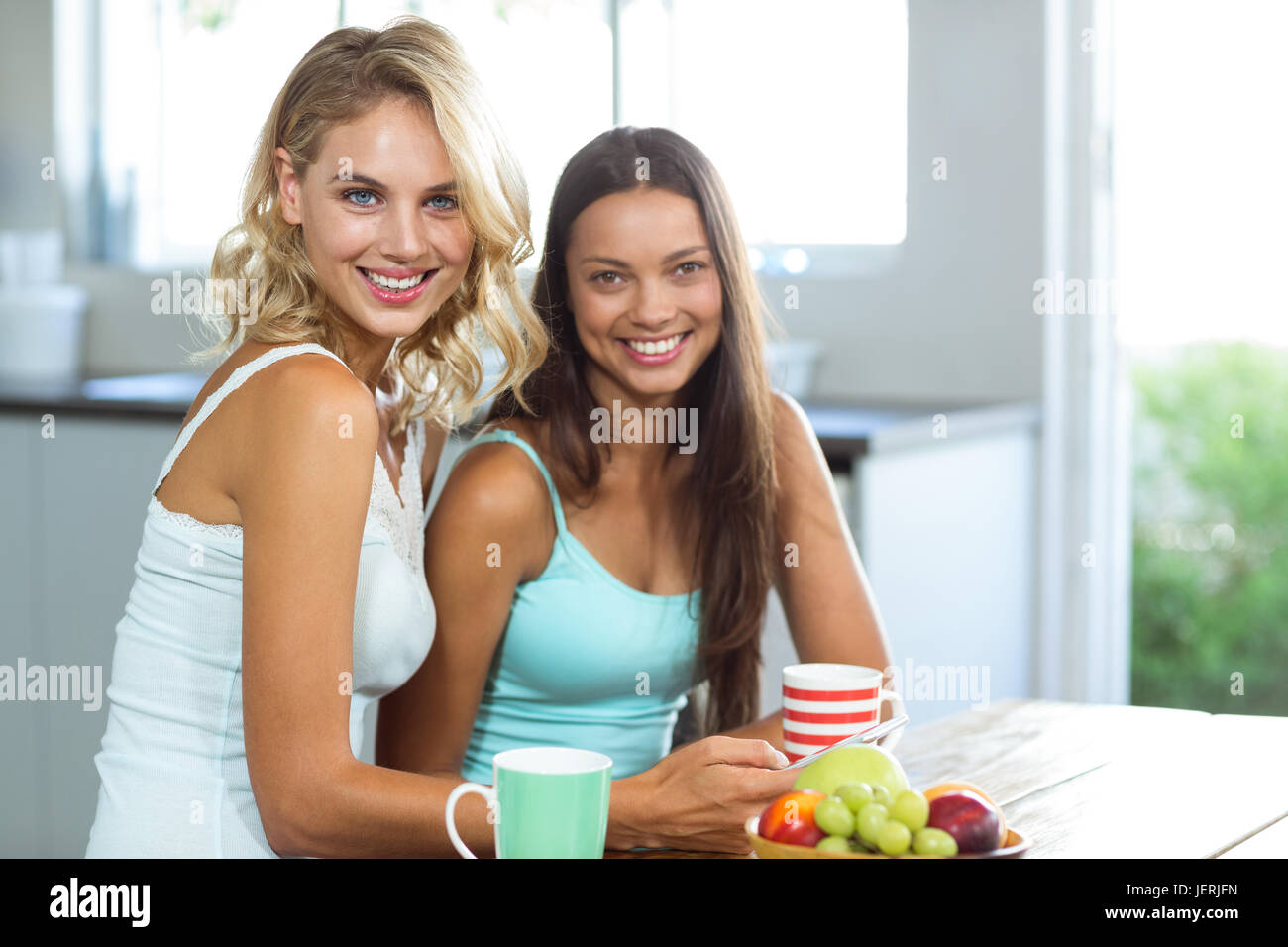 Female friends kitchen hi-res stock photography and images - Alamy
