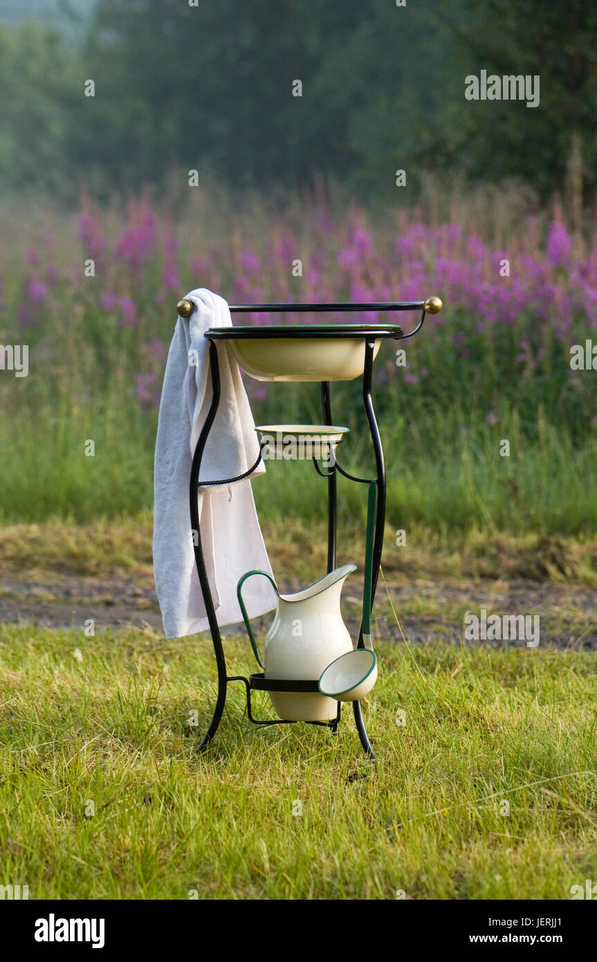 Old washing jug and bowl hi-res stock photography and images - Alamy