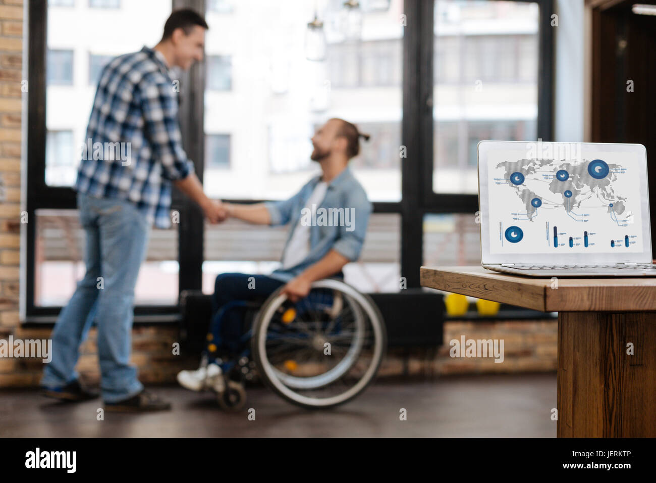Team meeting disabled students hi-res stock photography and images - Alamy
