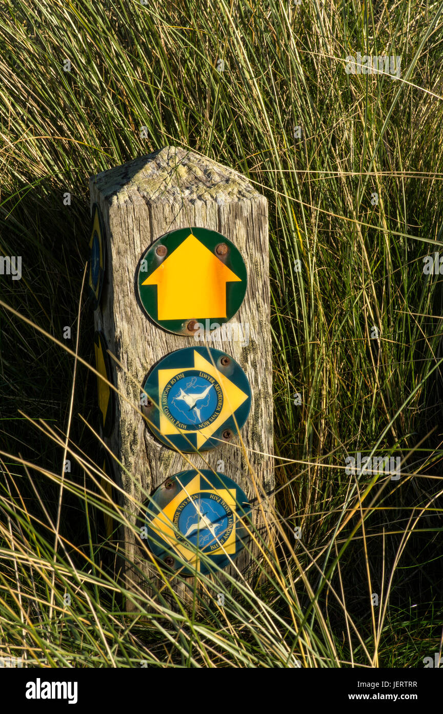Footpath sign waymark arrow hi-res stock photography and images - Alamy