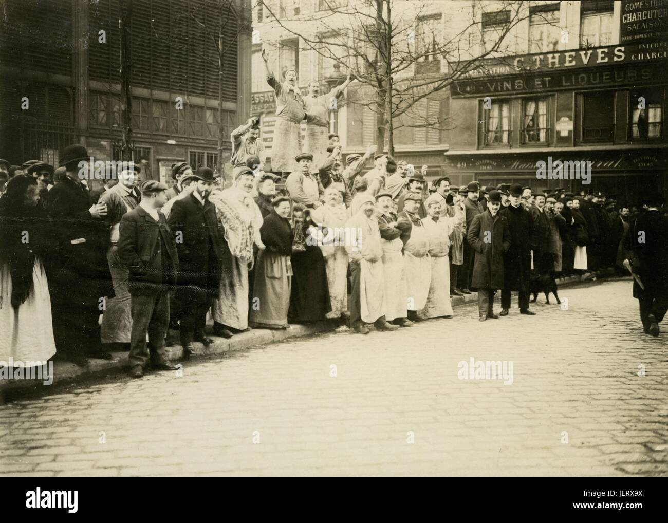 Workers in the Halles de Paris hail a prestigious visitor Stock Photo ...