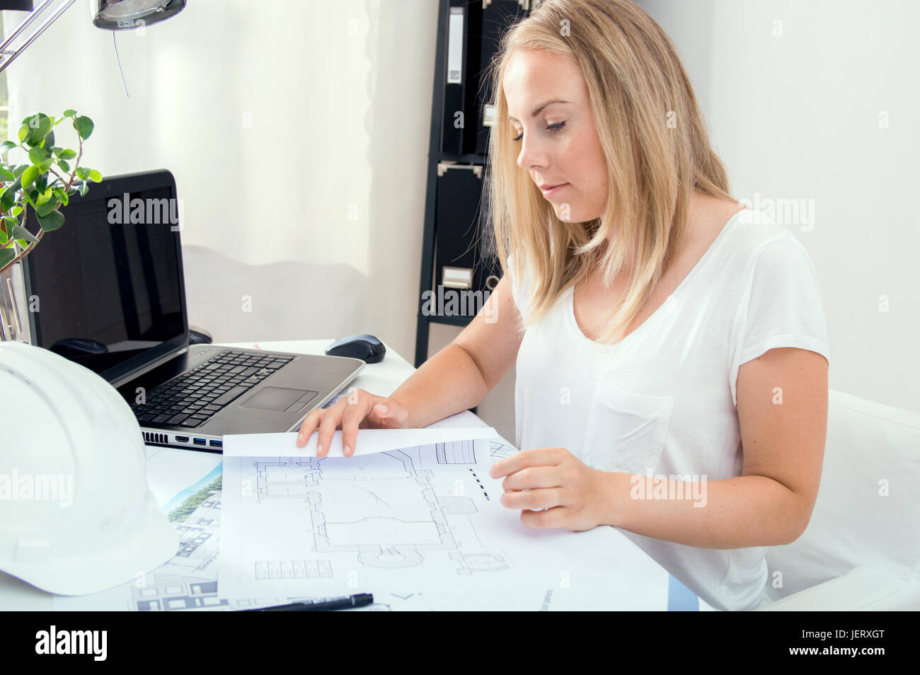 Female architect drawing hi-res stock photography and images - Alamy