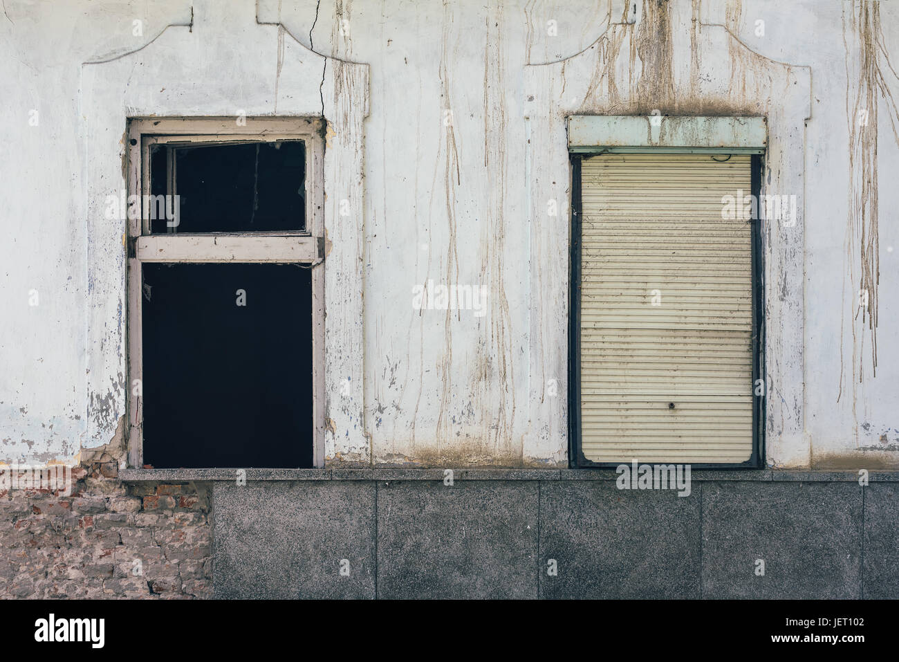 Broken wooden windows hi-res stock photography and images - Alamy