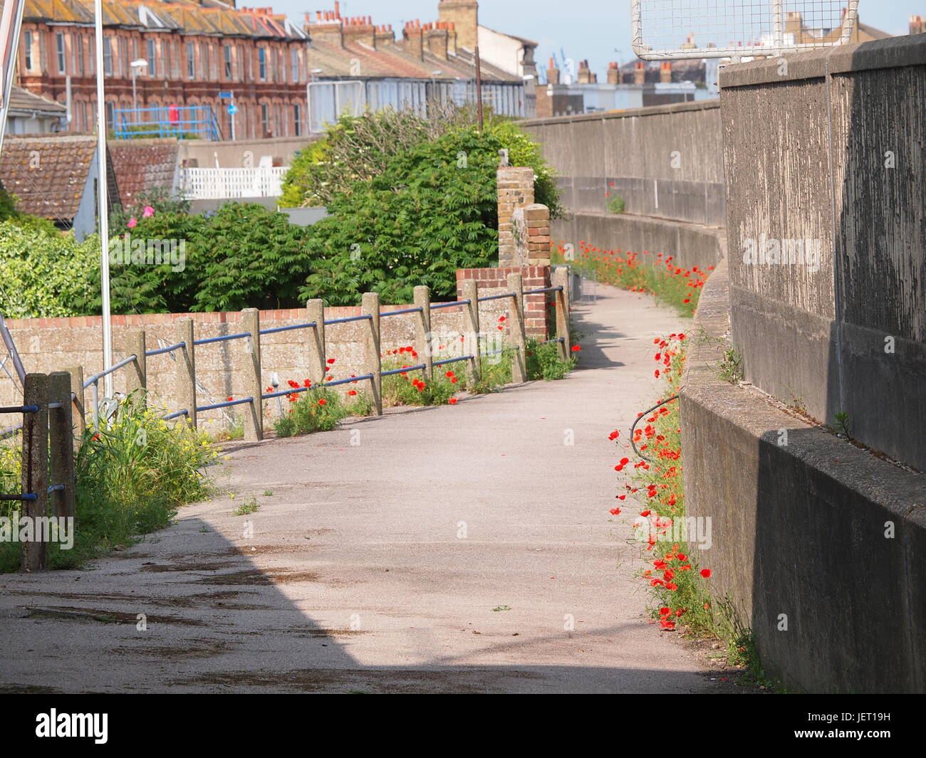 Alley behind fence hi-res stock photography and images - Alamy