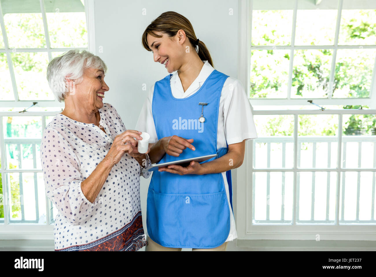 Nurse standing computer talking hi-res stock photography and images - Alamy