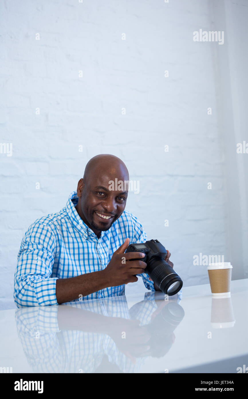 Man checking photo in camera Stock Photo - Alamy